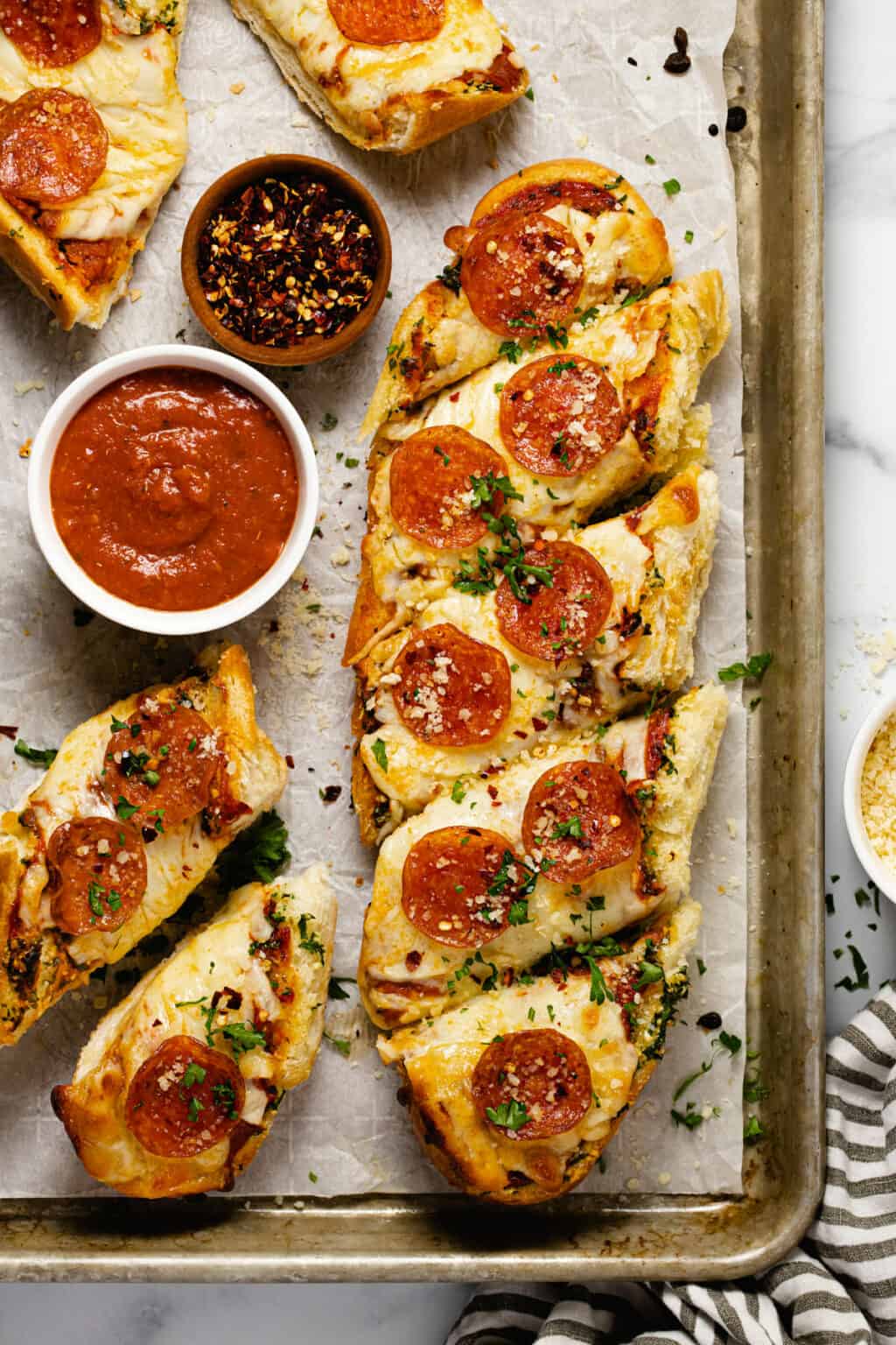 30 Minute Garlic Bread Pizza - Midwest Foodie